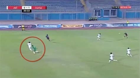 Aksi Penjaga Gawang Terbang Seperti Spider Man