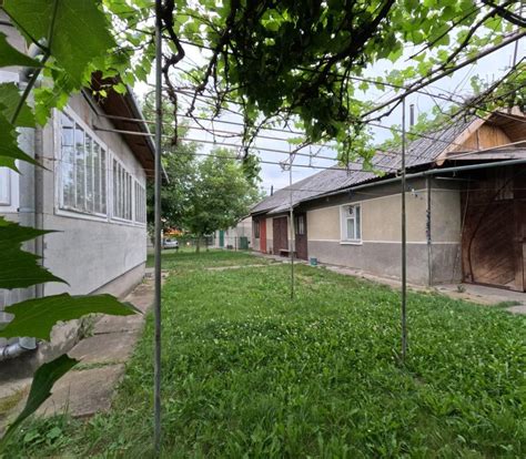 Продається жилий будинок в смт Отинія