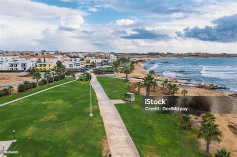 파포스 제방 또는 산책로 키프로스 모래 해변 녹색 야자수와 잔디와 첫 번째 해안선에 작은 집 무인 항공기에서 공중 보기 거리에 대한 스톡 사진 및 기타 이미지 Istock