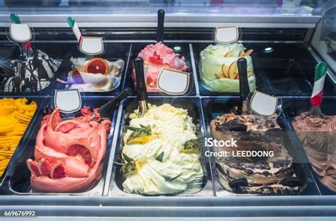 젤라토 이탈리아 아이스크림 혼합 크림 및 전기 냉장고 캐비닛에 과일 아이스크림에 대한 스톡 사진 및 기타 이미지 아이스크림 캐비닛 냉동실 Istock