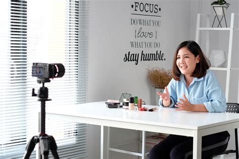 젊은 아시아 여성 아름다움 블로거 비디오 자습서 동영상 블로그 개념 사람 및 기술 통신을 구성 하는 방법을 보여주는 개념에 대한 스톡 사진 및 기타 이미지 Istock