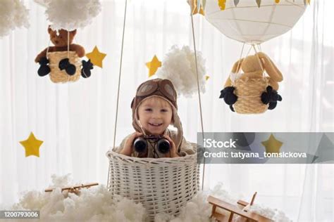 달콤한 유아 소년 비행기와 테디 베어 그 뒤에 장난감공기 풍선과 함께 연주 개념에 대한 스톡 사진 및 기타 이미지 개념 고등학교 이하 공휴일 Istock