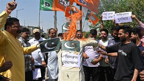 Напруга між Індією та Пакистаном зросла після нападу бойовиків країни ввели взаємні обмеження