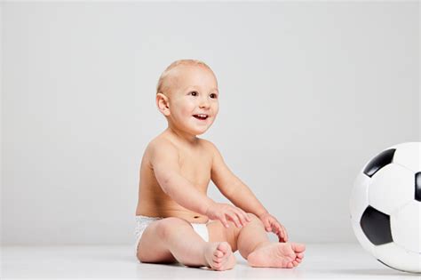 귀여운 유아 기저귀를 차고 밝은 배경 위에 행복한 표정으로 앉아 있는 어린 아기 유아의 스튜디오 샷 행복한 어린 시절 가족 18 23 개월에 대한 스톡 사진 및 기타 이미지