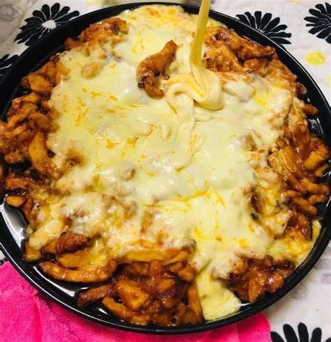 Гоё Солонгос хэлээр “ Buldak” гэж нэрлэдэг бяслагтай шарсан тахиаг гадуур зөндөө л идэж байлаа