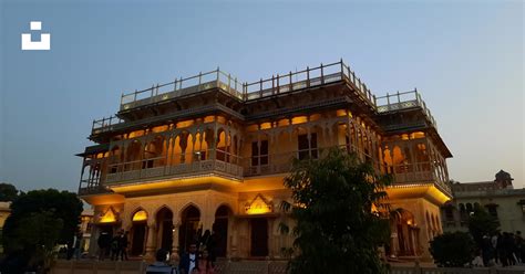 창문과 발코니가 많은 대형 건물 사진 Unsplash의 무료 자이푸르 이미지