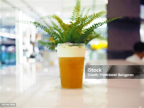 전통적인 중국 음료 위에 녹차 가루 크림 치즈 거품의 레이어와 아이스 우롱차 차 의 플라스틱 유리 장식 0명에 대한 스톡 사진 및 기타 이미지 Istock