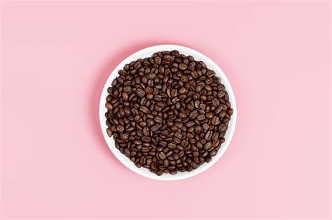 분홍색 배경에 흰색 접시에 향기로운 커피 콩 커피숍이나 매장 컨셉 최고 보기 미니멀리즘 0명에 대한 스톡 사진 및 기타 이미지