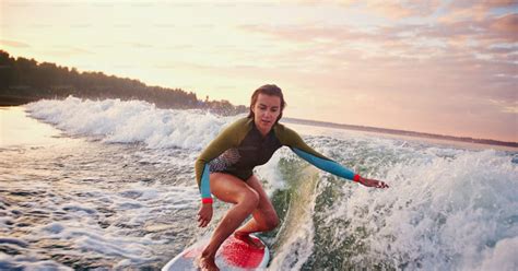 여름 휴양지에서 바다에서 서핑 보드를 타는 예쁜 소녀 사진 Unsplash의 자연 이미지