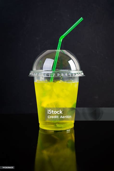 얼음 레몬 및 민트가있는 추운 여름 레모네이드 갈 칵테일 0명에 대한 스톡 사진 및 기타 이미지 0명 가득 찬 각얼음 Istock