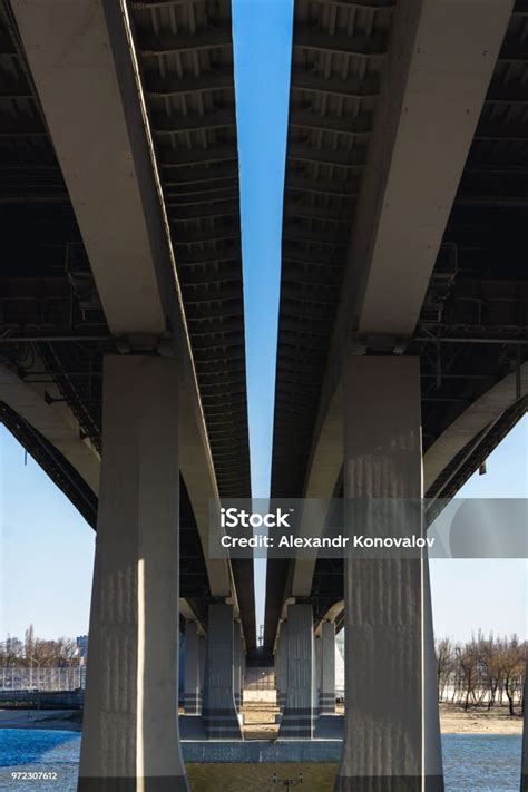 두 부품의 새로운 다리 큰 도시에서 트래픽을 전달 하는 넓은 강 콘크리트와 금속 만든 0명에 대한 스톡 사진 및 기타 이미지 0명 강 강철 Istock