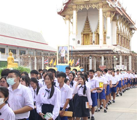 โรงเรียนลาซาล คณะครูเเละนักเรียนโรงเรียนลาซาลร่วมพิธีถวาย