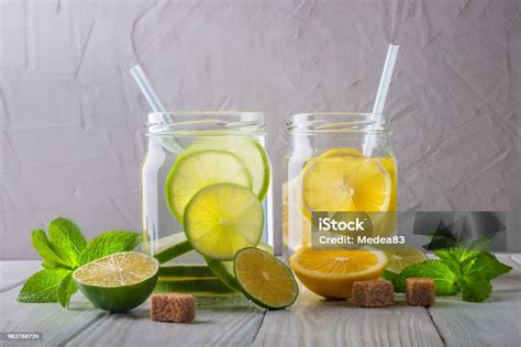 레몬 라임과 민트 빛 바탕에 유리 병에 신선한 여름 해독 레모네이드 0명에 대한 스톡 사진 및 기타 이미지 0명 감귤류 과일 건강한 생활방식 Istock