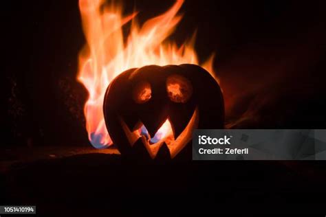 할로윈 호박 미소와 Scrary 눈 파티 밤 안에 검은색에 빛나는 눈으로 무서운 할로윈 호박의 보기를 닫습니다 10월에 대한 스톡 사진 및 기타 이미지 Istock