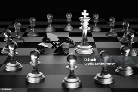 명확한 흰색 체스의 왕은 어두운 검은 배경에 검은 체스의 체크 메이트 왕을만들었습니다 3차원 형태에 대한 스톡 사진 및 기타
