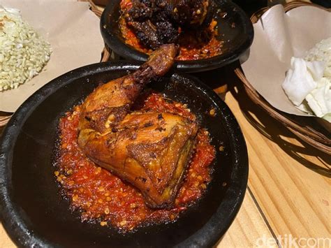 Maknyus Iga Bakar Sambal Bawang Dan Lidah Sapi Kecombrang Di Blok A