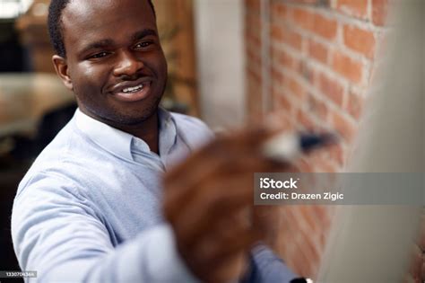 기업 사무실에서 프리젠 테이션 동안 화이트 보드에 쓰기 행복한 아프리카 계 미국인 사업가 남자에 대한 스톡 사진 및 기타 이미지 남자 아프리카계 미국 민족