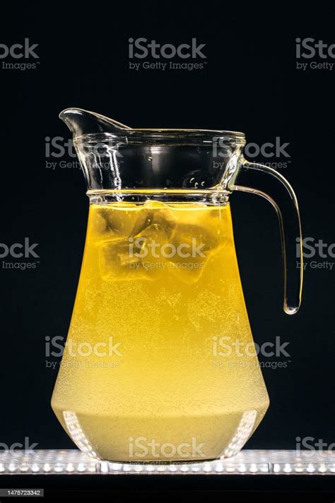 상쾌한 레모네이드가 든 유리 주전자 탄산 노란색 음료 또는 검은 배경에 얼음이 든 유리 주전자 가득 찬에 대한 스톡 사진 및 기타 이미지 Istock