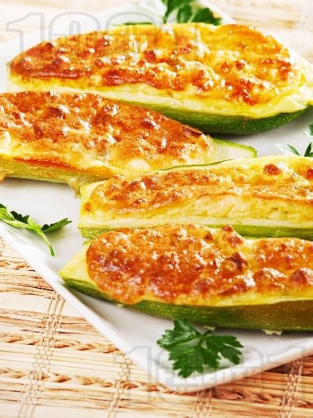 Вкусни пълнени лодки от тиквички с праз лук яйца и сирене на фурна