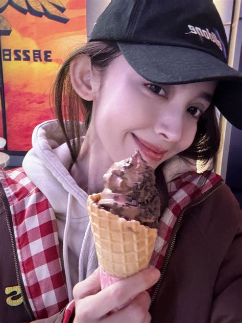 娜扎打卡环球影城晒自拍 与友人贴脸合影甜美可爱 搜狐大视野 搜狐新闻