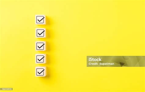 체크리스트 개념 노란색 배경에 체크리스트를 위한 복사 공간이 있는 나무 블록에 올바른 표지판 진드기 확인 표시 비즈니스 설문 조사 설문지 시험 시험 프로세스 온라인 디지털