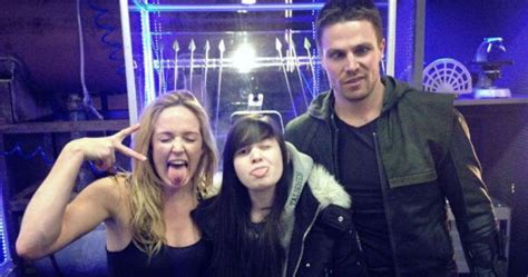 10 Best Behind The Scenes Photos From Arrow Screenrant