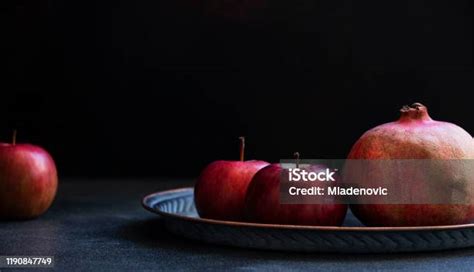 가을 붉은 과일 전체 석류와 사과의 정물화 정면도 검정색 배경 복사 공간 0명에 대한 스톡 사진 및 기타 이미지 0명 9월 가을 Istock