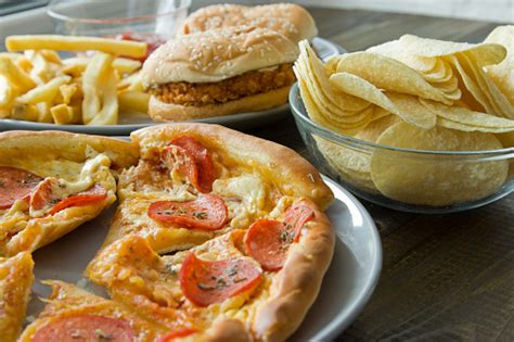 유해한 개념입니다 건강에 해로운 음식 햄버거 소스 감자 피자 닫습니다 피자에 대한 스톡 사진 및 기타 이미지 피자 햄버거 0명 Istock