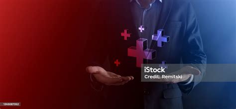 사업가 는 3d 플러스 아이콘을 보유하고 손에 들고 이익 혜택 개발 플러스 기호로 표현 Csr과 같은 긍정적 인 일을 제공합니다 핸드는 플러스 기호를 표시합니다 3차원