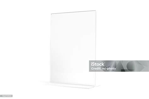 흰색 배경에 격리된 수직 투명 책상 표시 광고 무역 스탠드 배너 템플릿을 모의합니다 전면 보기입니다 테이블 텐트 메뉴 홀더 T 모양 A4 또는 A5 형식 플라스틱 광고