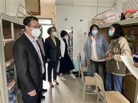 校领导到学生公寓看望2022级新生 成医新闻网