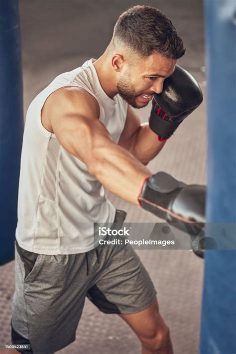 복서가 체육관에서 펀치 백을 때리고 있습니다 체육관에서 펀칭하는 강한 Mma 전투기 체육관에서 전투 전투기 심장 훈련 체육관에서