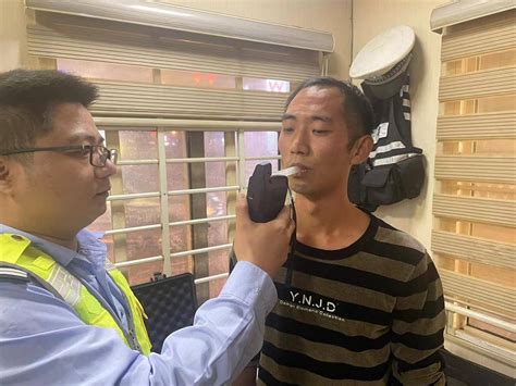 男子酒后一路推着车走 交警拦停：危险，不要效仿行为在线便民