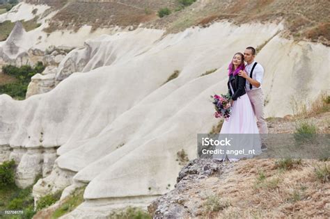 부부 사랑에 새벽 자연 한 남자와 포옹과 키스 한 여자에 만족 합니다 아름 다운 커플 로맨틱 걸 관계 크리에이 티브 여자 머리에 착 색 2명에 대한 스톡 사진 및 기타