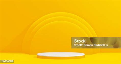 뒤에 원이 있는 노란색 스튜디오 배경에 제품 개념에 대한 흰색 원 모양의 연단 미니멀 컨셉 0명에 대한 스톡 사진 및 기타 이미지 Istock