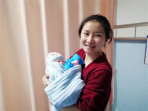 母亲抱孩子的温馨图片一个女人抱孩子的图片2 伤感说说吧