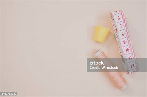 갈색 표면에 골무와 측정 테이프가 있는 분홍색 재봉실의 평면도 0명에 대한 스톡 사진 및 기타 이미지 0명 갈색 골무 Istock