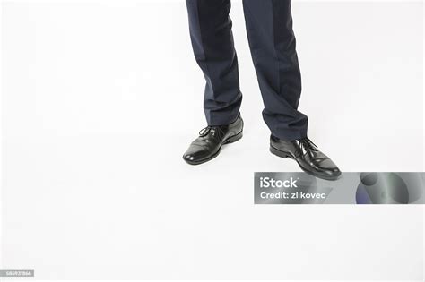 검은 색 비즈니스 정장과 깔끔한 신발을 입은 남자 복사 공간 Nouveau Riche에 대한 스톡 사진 및 기타 이미지 Nouveau Riche 개념 개념과 주제