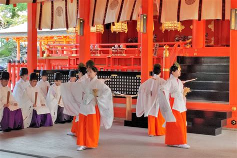 伏見稲荷大社で抜穂祭 緋袴白書備忘録
