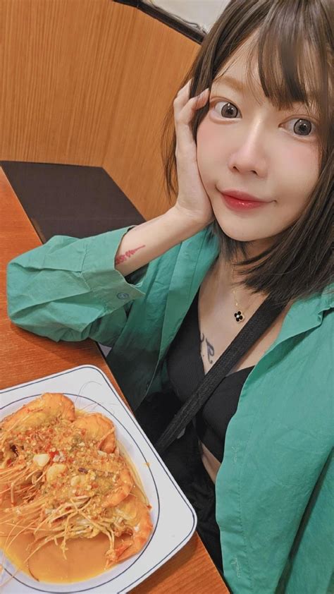 抗癌日記 現在是晚上12 15分 心情很差 睡不著 自己跑出來吃蝦 處理不了自己的情緒 就讓食物拯救我吧 我真的很感謝我是能讓美食治癒壞心情的