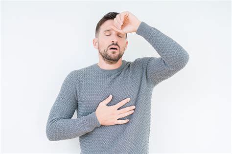 잘생긴 젊은이 입고 캐주얼 스웨터 격리 된 배경 감동 이상의 병 및 발열 독감과 감기 바이러스 병에 대 한이 마 감기와 독감에 대한 스톡 사진 및 기타 이미지 Istock