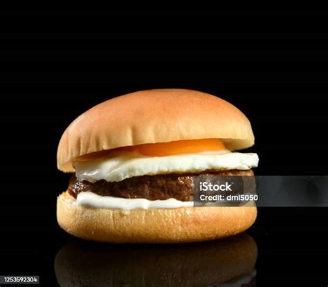 검은 배경 위에 비프 고기 커틀릿 튀긴 계란과 흰 소스를 곁들인 신선한 맛있는 버거 고기에 대한 스톡 사진 및 기타 이미지 고기 굽기 길거리 음식 Istock
