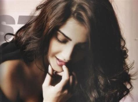 Sonam Kapoor Sexy Wallpapers Sonam Kapoor Sexy Cleavage Hd Wallpaper Backgrounds