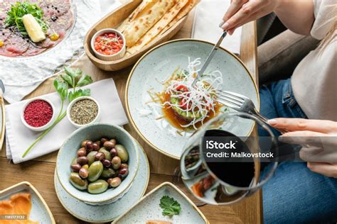 레스토랑에서 타르타르를 먹는 클로즈업 여성 테이블에 요리의 다양한 이탈리아 요리 건강한 생활방식에 대한 스톡 사진 및 기타 이미지 건강한 생활방식 고기 그릇 Istock