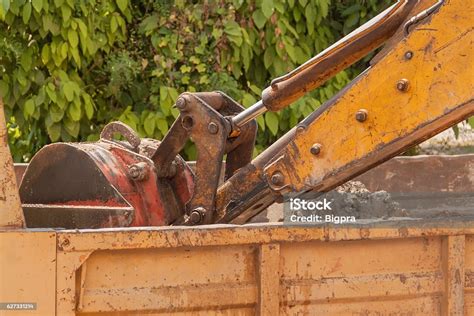 굴삭기 작동 기계 적재 토양 또는 모래를 트럭 본체에 넣습니다 건설 산업에 대한 스톡 사진 및 기타 이미지 건설 산업 광업 기업 재무와 산업 Istock