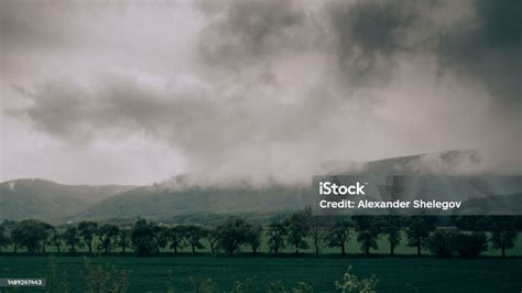 폭풍 풍경 들판과 나무의 여행 사진 구름 하늘 푸른 잔디 자연 산과 언덕의 안개 그림 악천후의 계곡 사진 0명에 대한 스톡 사진 및 기타 이미지 Istock