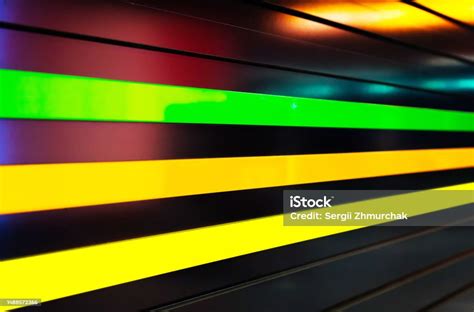 여러 가지 빛깔의 네온 줄무늬가 있는 검은색 늑골이 있는 벽 0명에 대한 스톡 사진 및 기타 이미지 0명 거친 건축적 특징 Istock