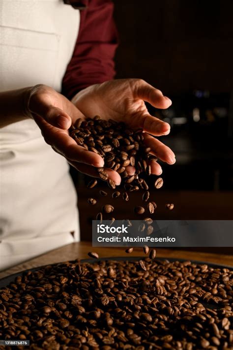 구운 커피 콩을 곁들인 여성의 손의 아름다운 경치가 컵으로 쏟아져 나온다 가득 찬에 대한 스톡 사진 및 기타 이미지 가득 찬