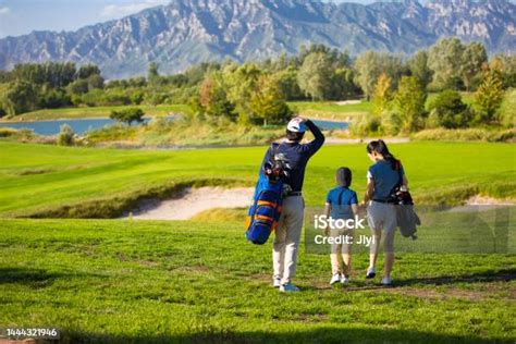 세 명의 젊은 동아시아 가족 산책 하 고 골프 가방으로 햇볕이 잘 드는 골프 코스에서 풍경을 보고 스톡 사진 젊은 가족에 대한 스톡 사진 및 기타 이미지 Istock