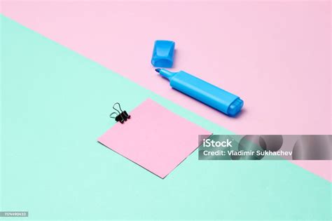 문구 사무용품 종이 클립 펠트 팁 펜 핑크 블루 파스텔에 종이 의 메모 조각 배경 0명에 대한 스톡 사진 및 기타 이미지 0명 개념 개념과 주제 Istock